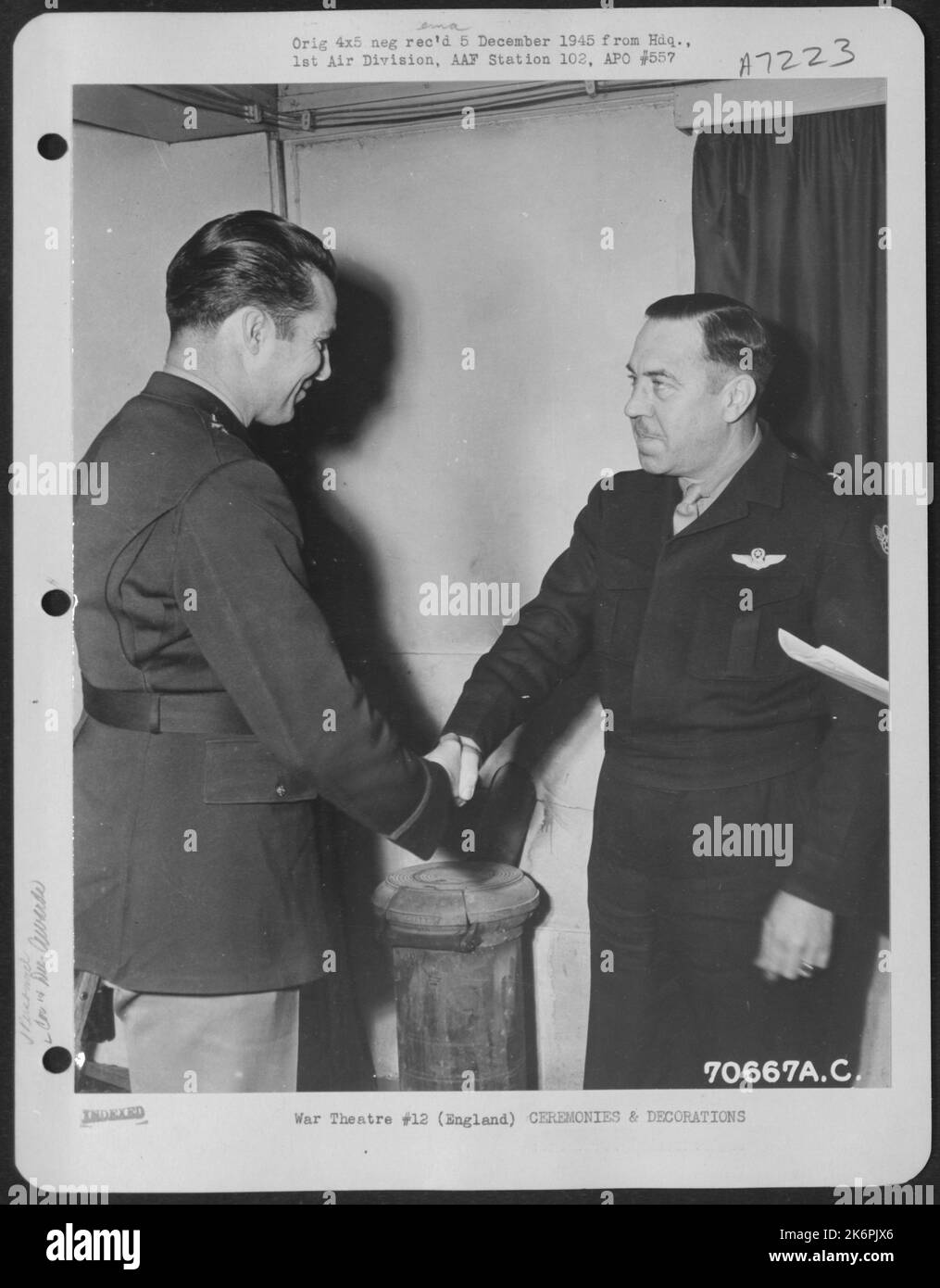 Brig. Le général Robert F. Travis est félicité le général Robert B ...