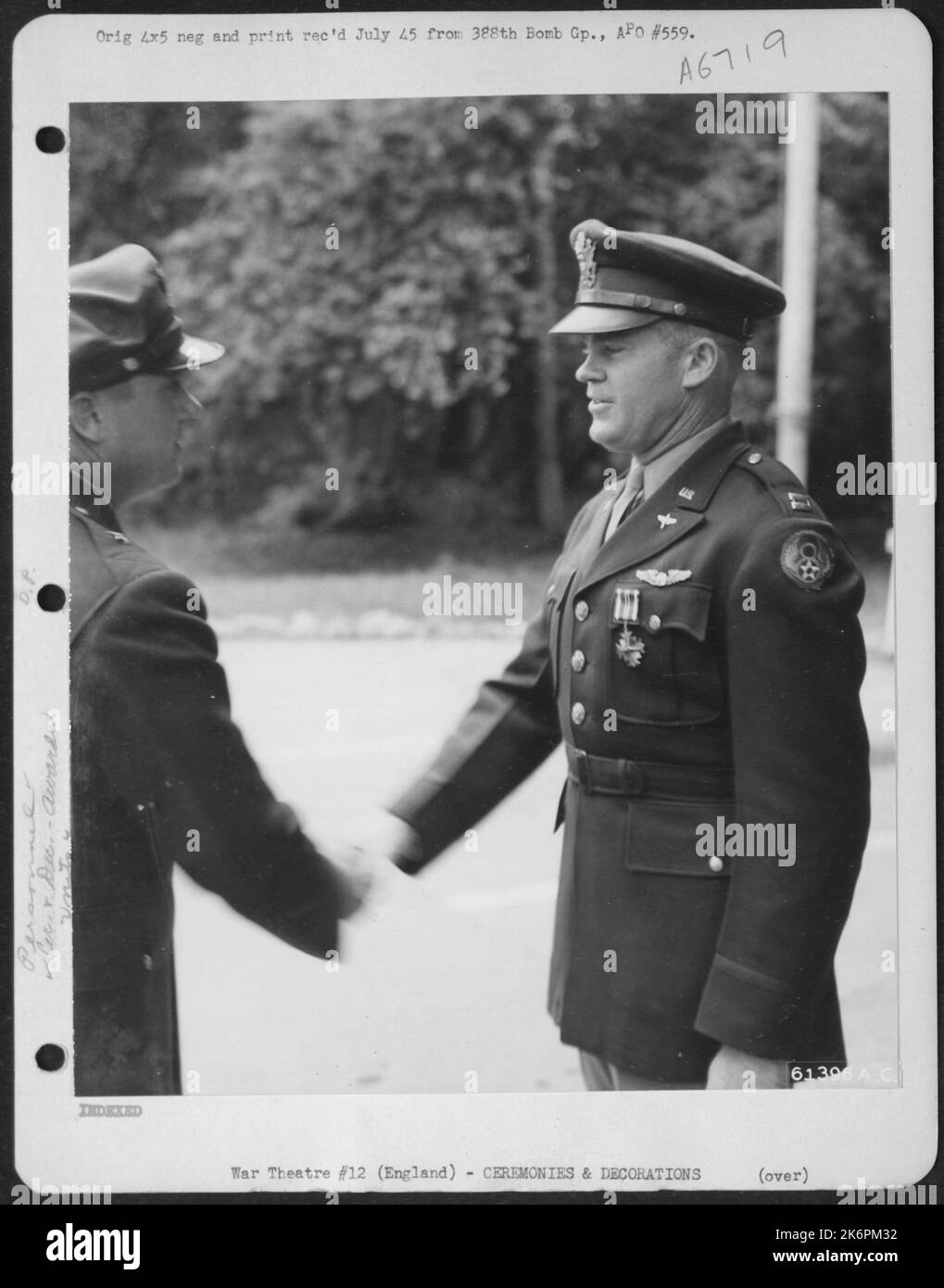 Brig. Le général Archie J. Old, Jr., félicite le capitaine Wilfres F ...