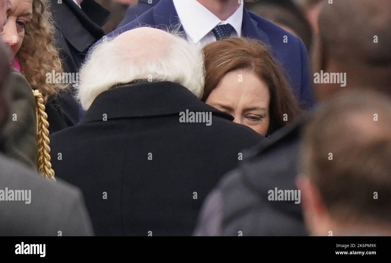 La partenaire de Robert Garwe, Aine, est embrasée par le président ...
