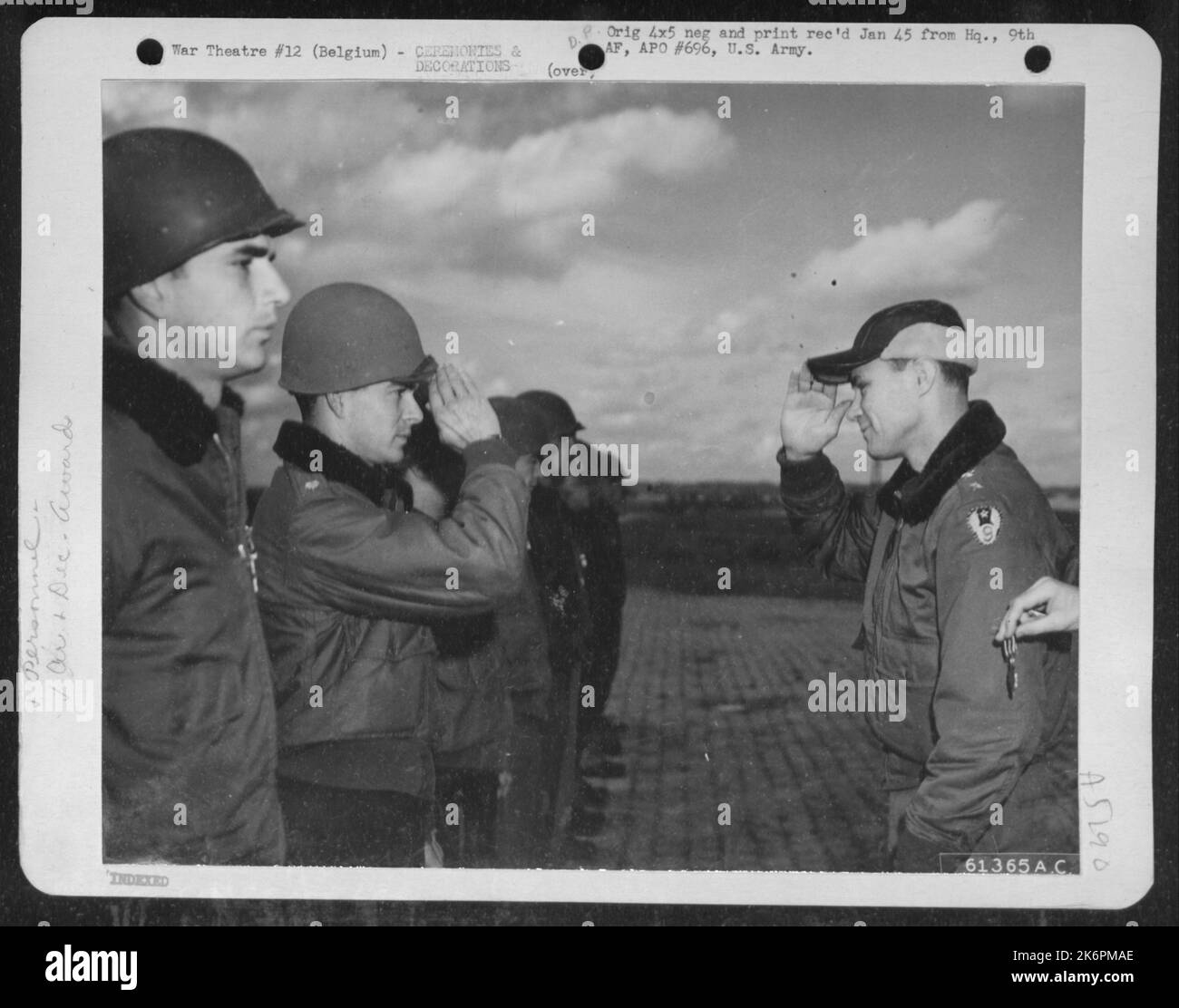 Le lieutenant-colonel Seth J. McKee, commandant d'Une base de chasseurs ...