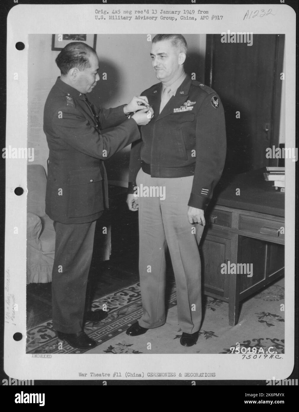 Le général Chow, commandant général de l'armée de l'air chinoise, Pins ...