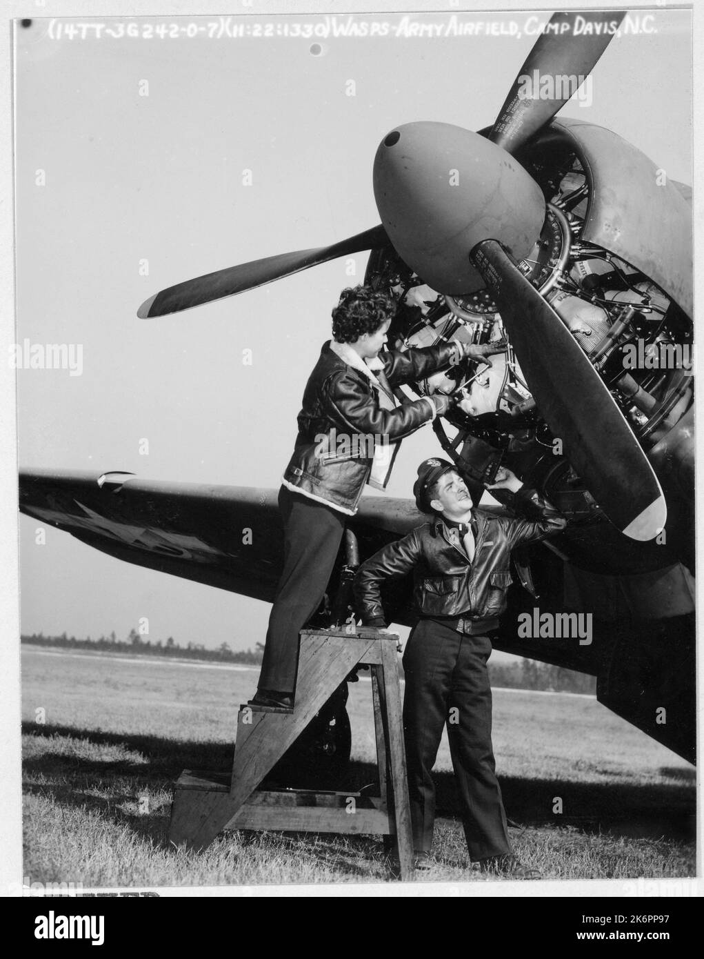 WASP vérifie le moteur de Curtiss A-25A au terrain d'aviation de l ...