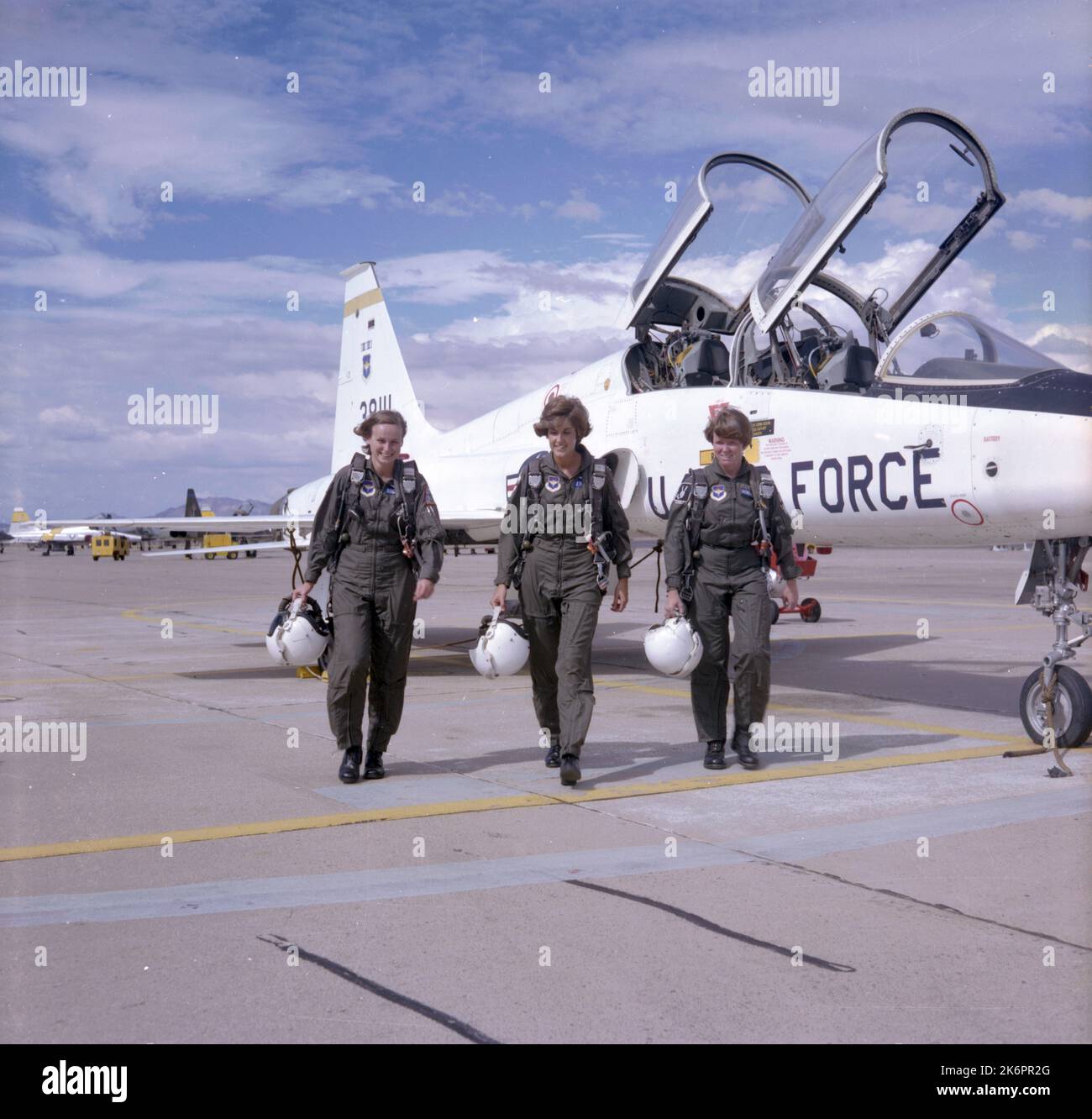 Les capitaines Susan D. Rogers, Connie J. Engel et Mary E. Donahue. Les ...