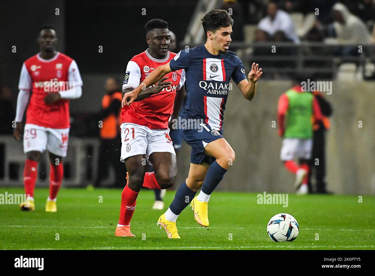 Azor MATUSIWA de Reims et Vitor MACHADO FERREIRA (Vitinha) de PSG lors ...