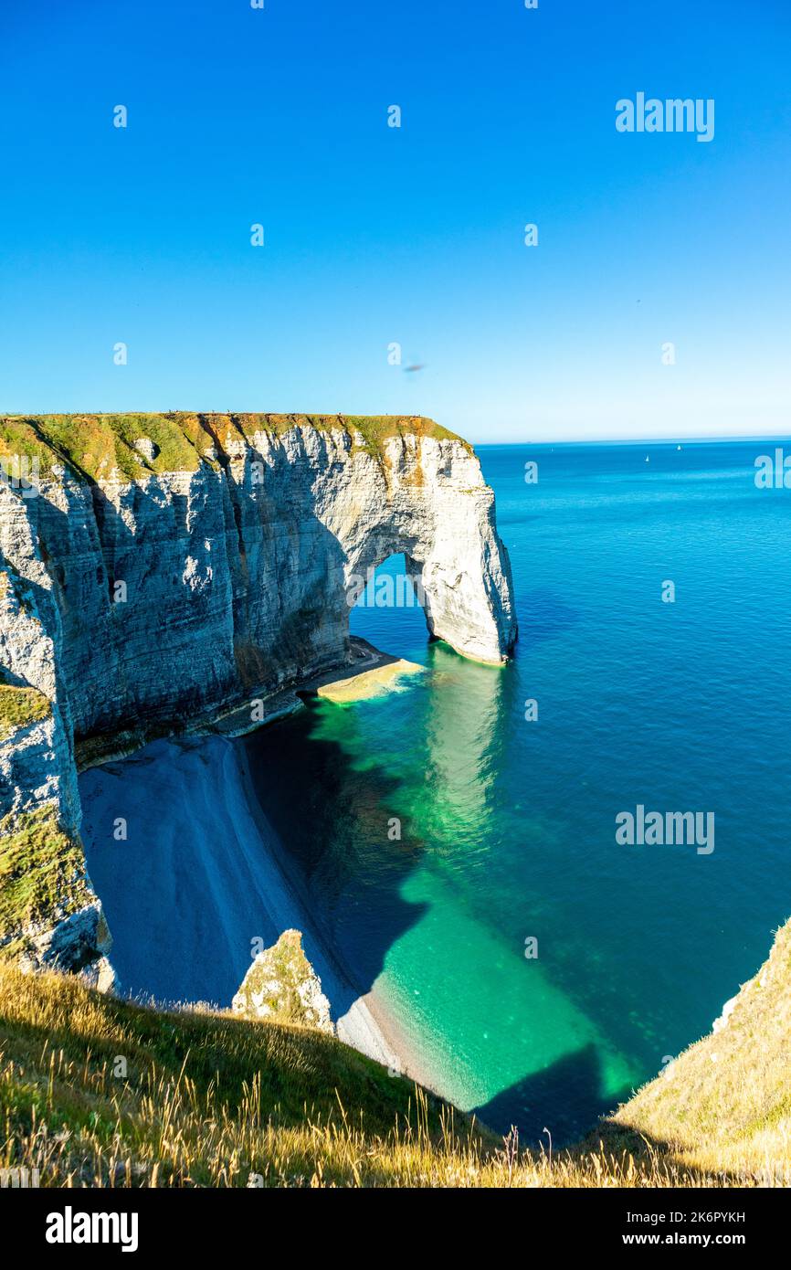 Promenade sur la plage sur la magnifique côte albâtre près d'Étretat ...