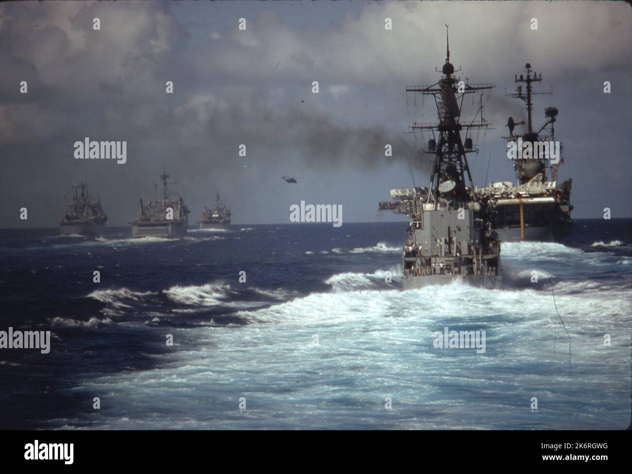 Pass-In-Review in the East China Sea'East China Sea…le destroyer de ...