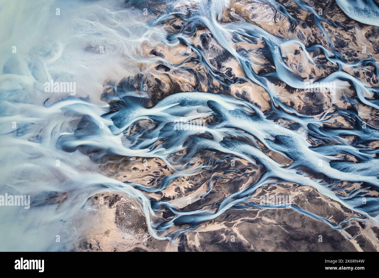 Vue aérienne par drone de fantastique résumé des fleuves du glacier ...