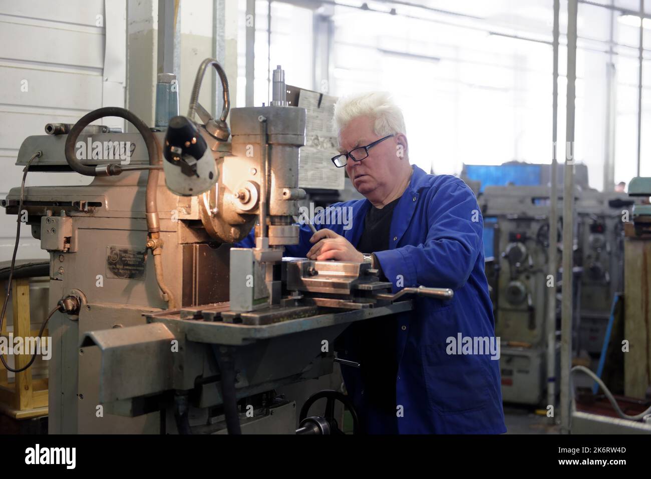 Travailleur de la holding Lenpolygraphmash sur son lieu de travail. La ...