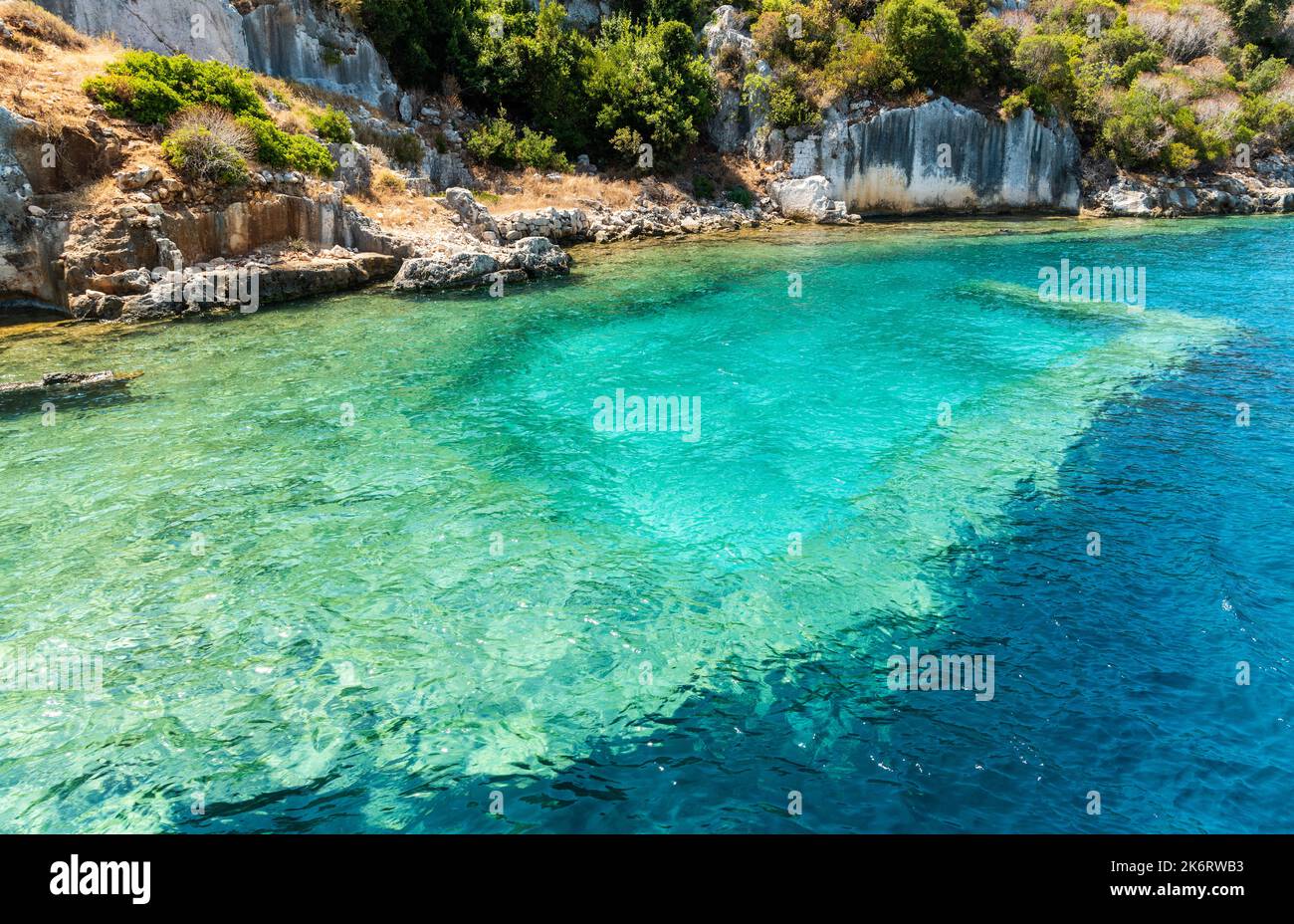 Côte de l'île de Kekova avec des structures sous-marines visibles de la ...