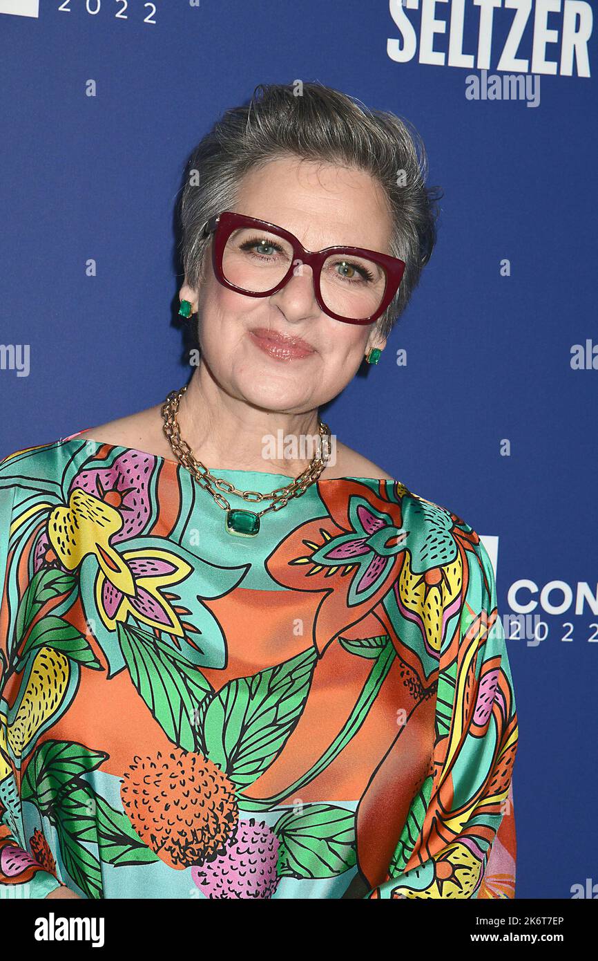 Caroline Manzo assiste au bal des légendes d'Andy au BravoCon 2022 sur ...