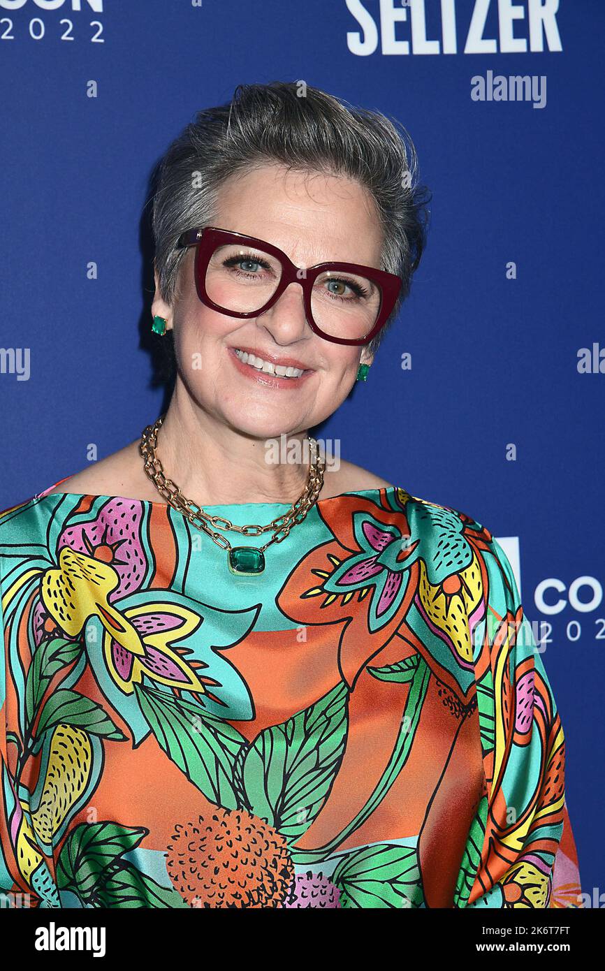 Caroline Manzo assiste au bal des légendes d'Andy au BravoCon 2022 sur ...