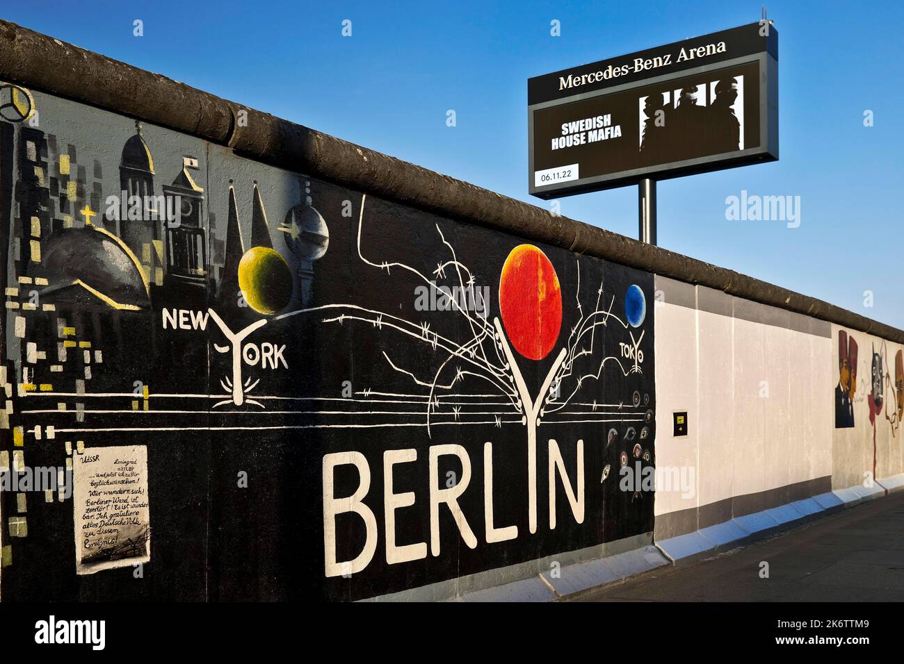 Fresque intitulée Berlyn sur un vestige du mur de Berlin, l'artiste ...