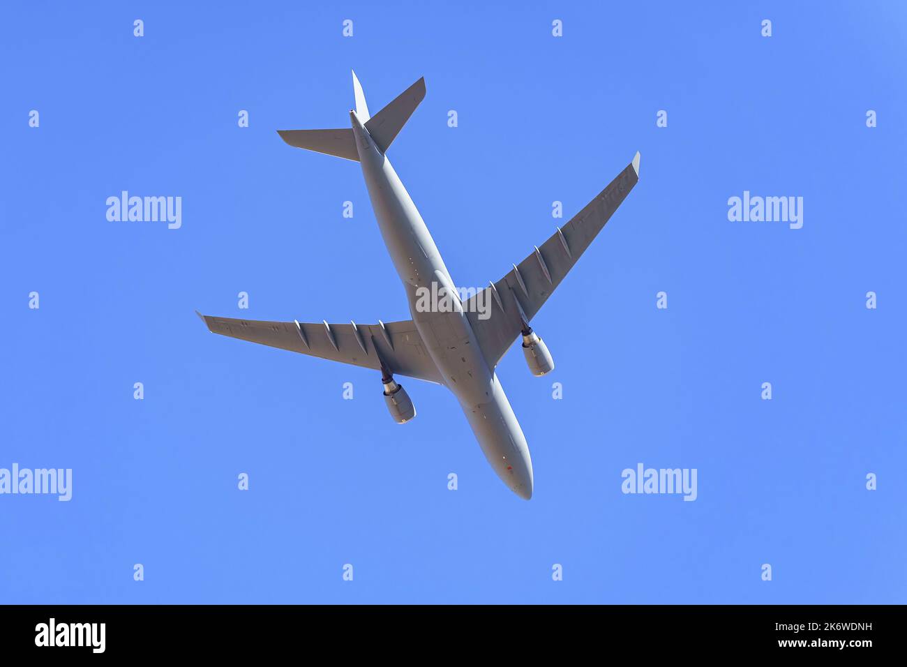 Grand avion de transport militaire volant bas dans un défilé militaire ...