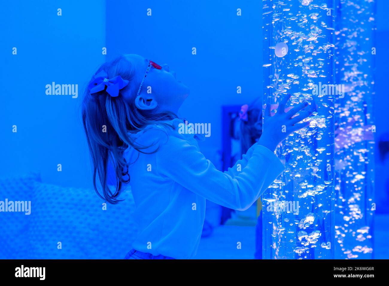 Enfant dans la salle sensorielle, snoezelen, interagissant avec des ...