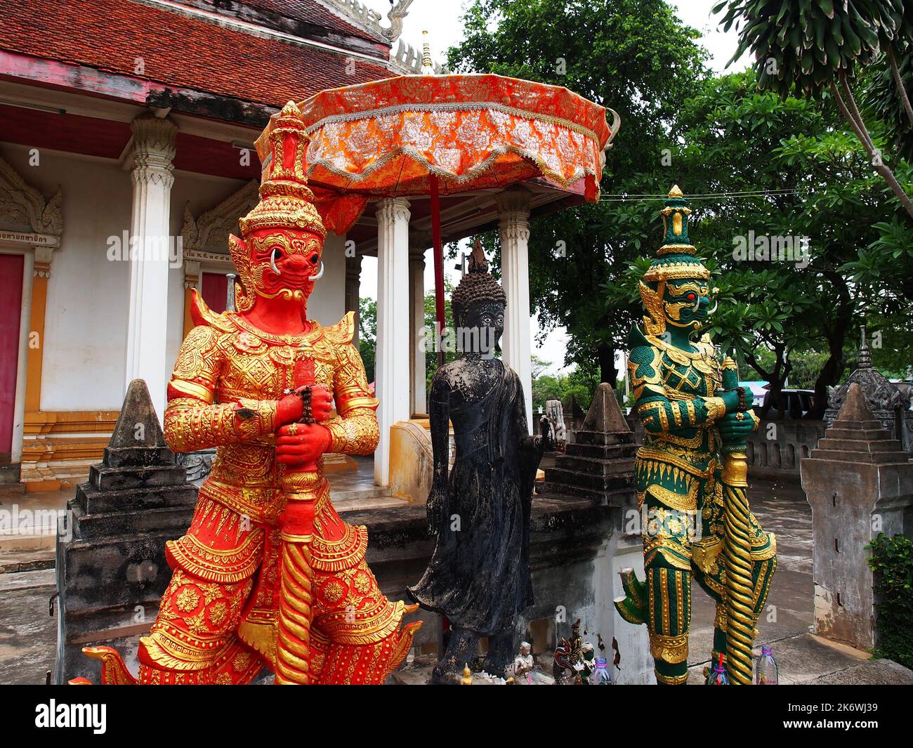 Le visage d'une garde de démon géant. Tête de la statue de géant ...