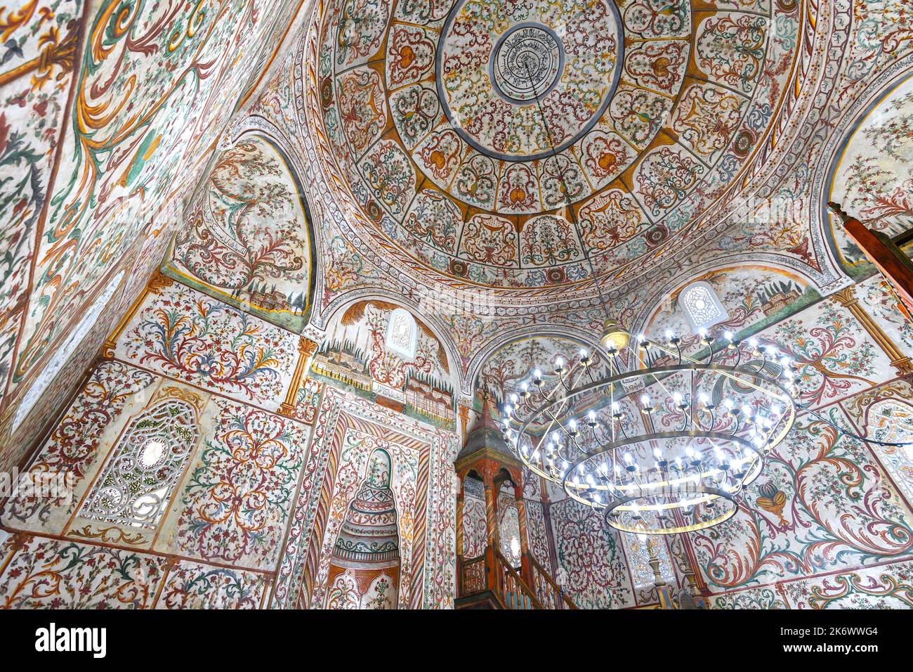 Intérieur de la mosquée Hajji et'hem Bey à Tirana, en Albanie. Les murs ...
