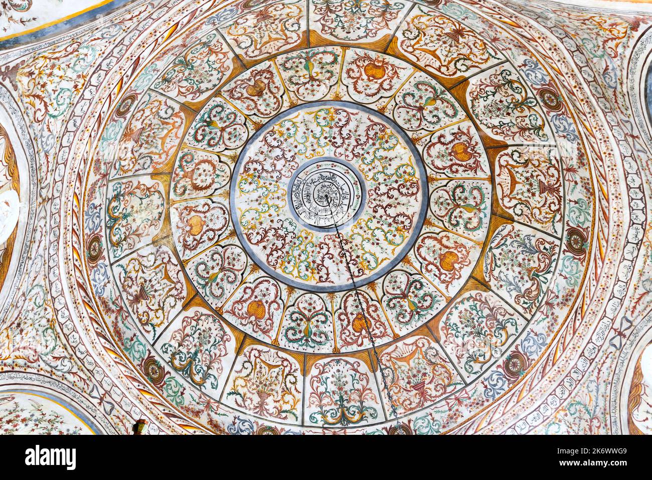 Intérieur de la mosquée Hajji et'hem Bey à Tirana, en Albanie. Les murs ...