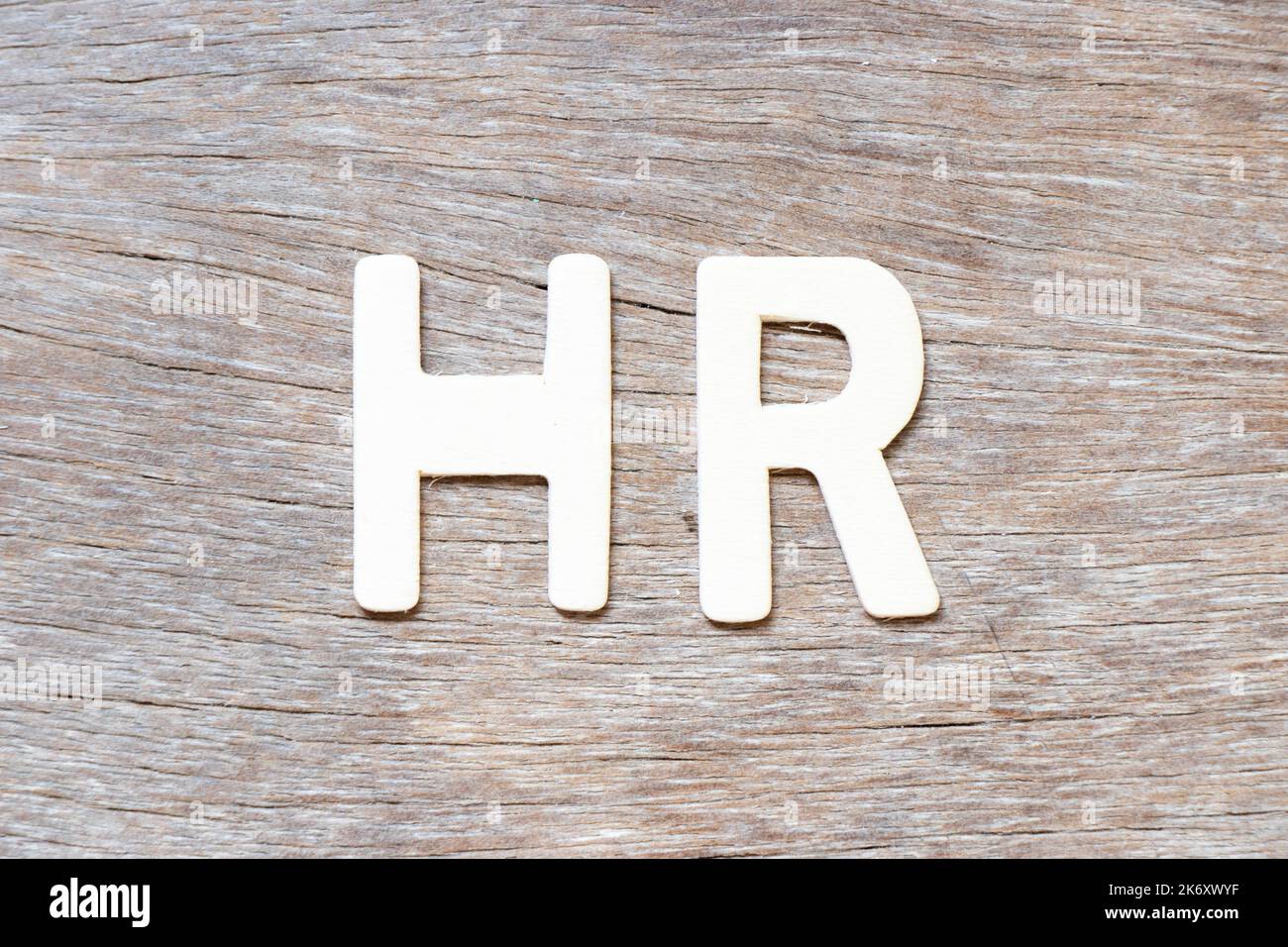 Lettre en lettres majuscules dans le mot HR (abréviation de la ressource humaine) sur fond de ...