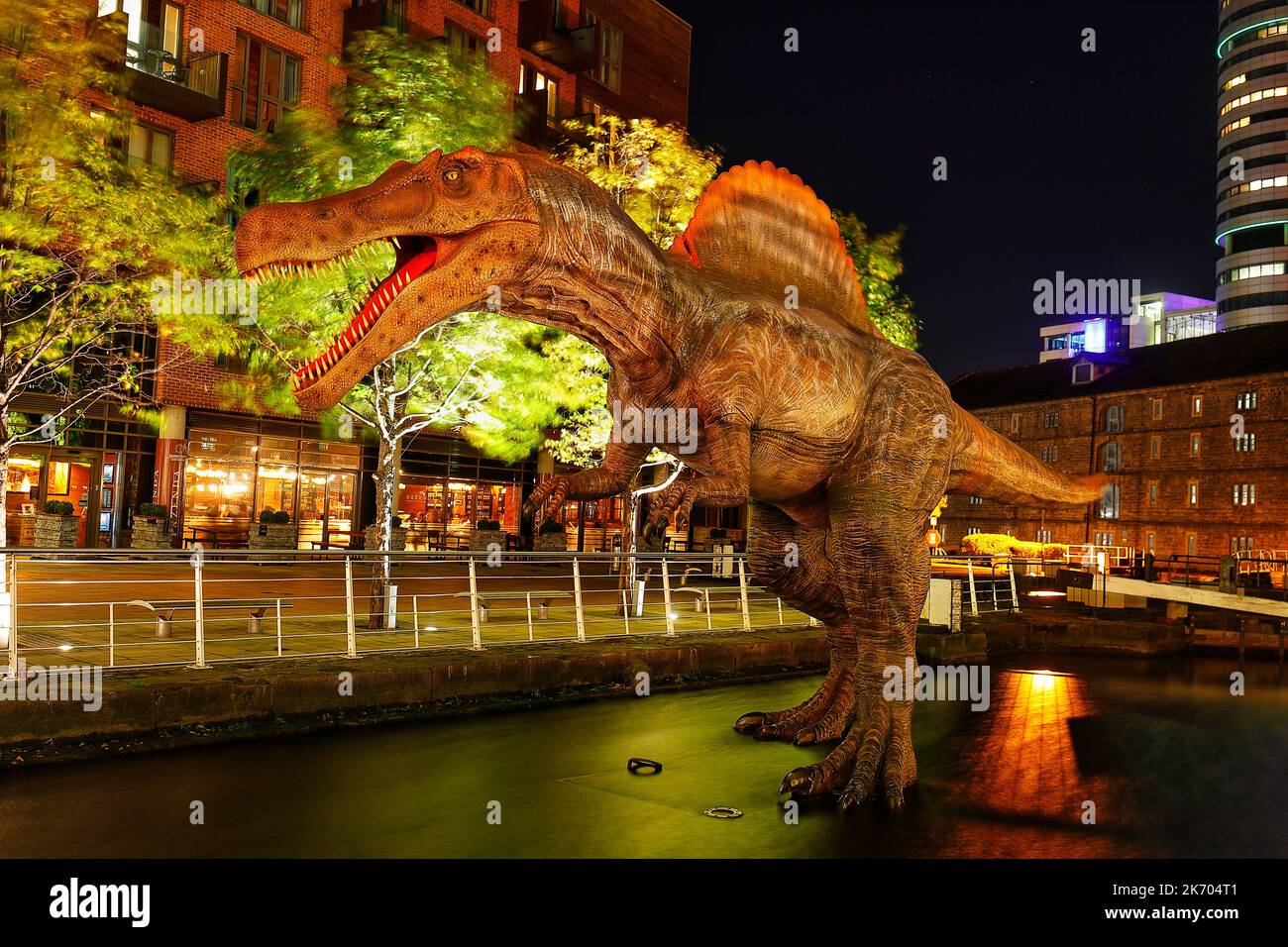 Réplique d'un Spinosaurus à Granry Wharf à Leeds, qui fait partie du ...