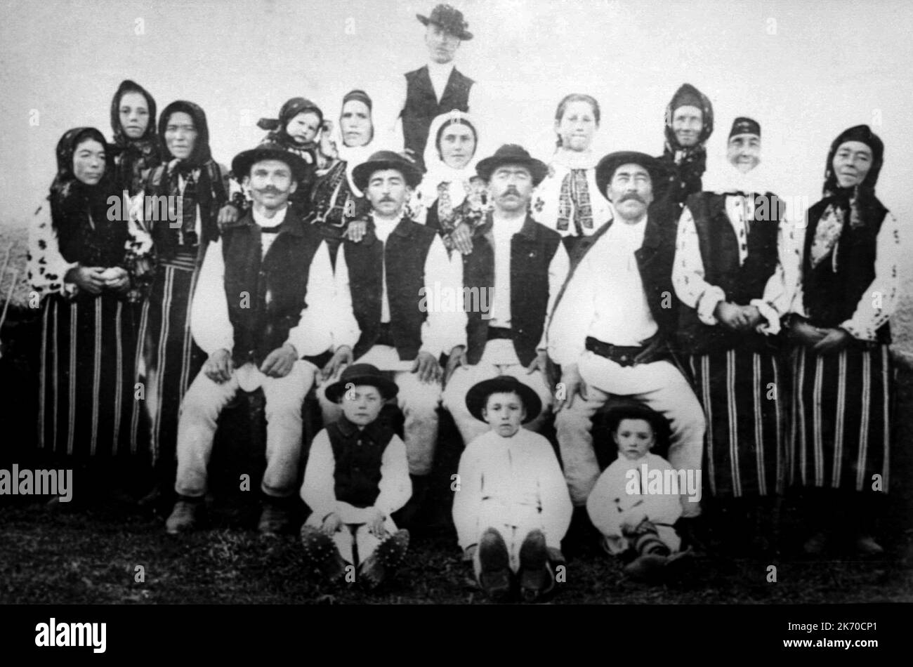Les paysans en costumes traditionnels posent pour une photographie ...