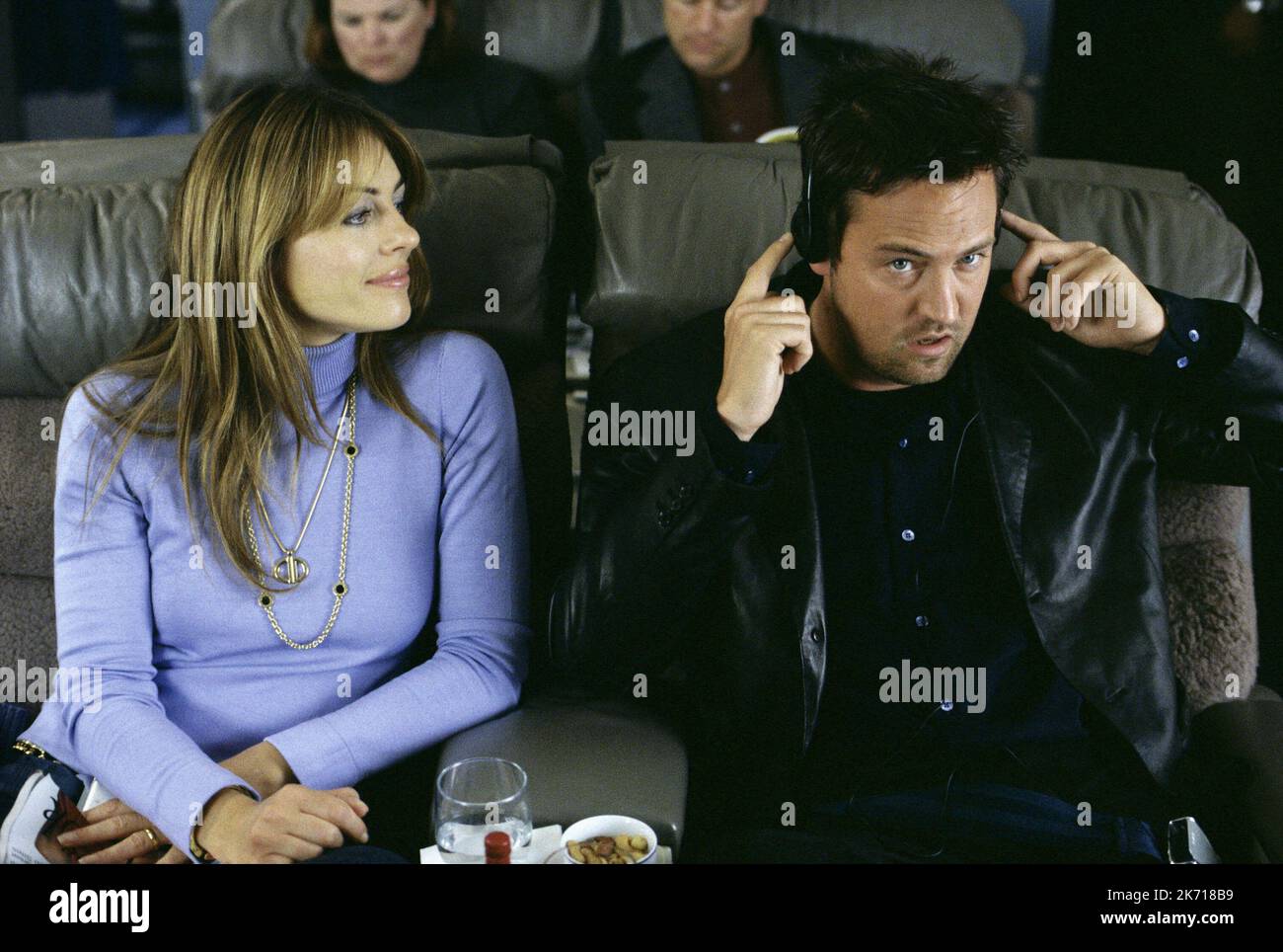 Matthew perry elizabeth hurley serving Banque de photographies et d ...