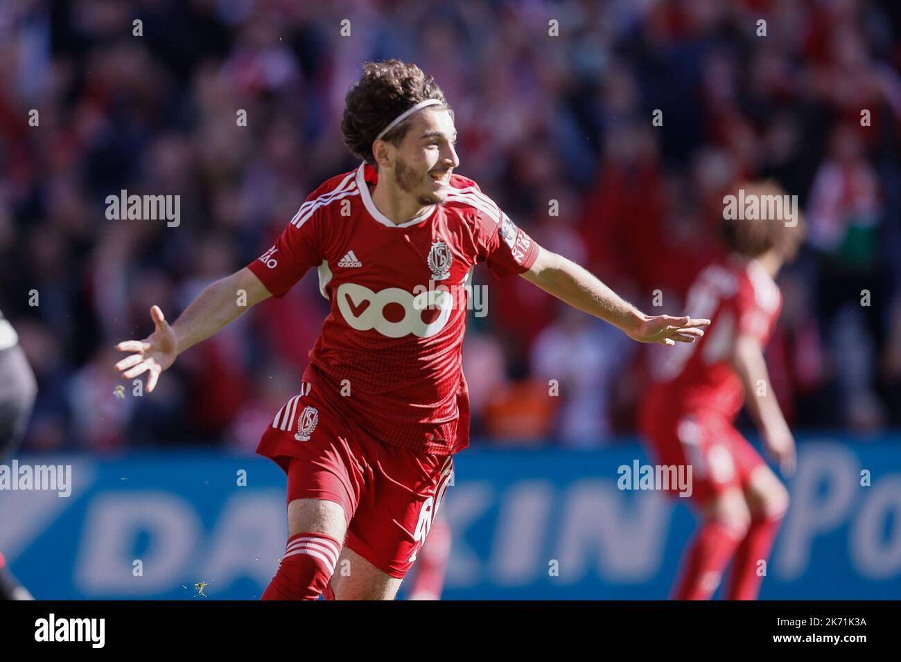 Cihan Canak de Standard célèbre après avoir marqué lors d'un match de ...