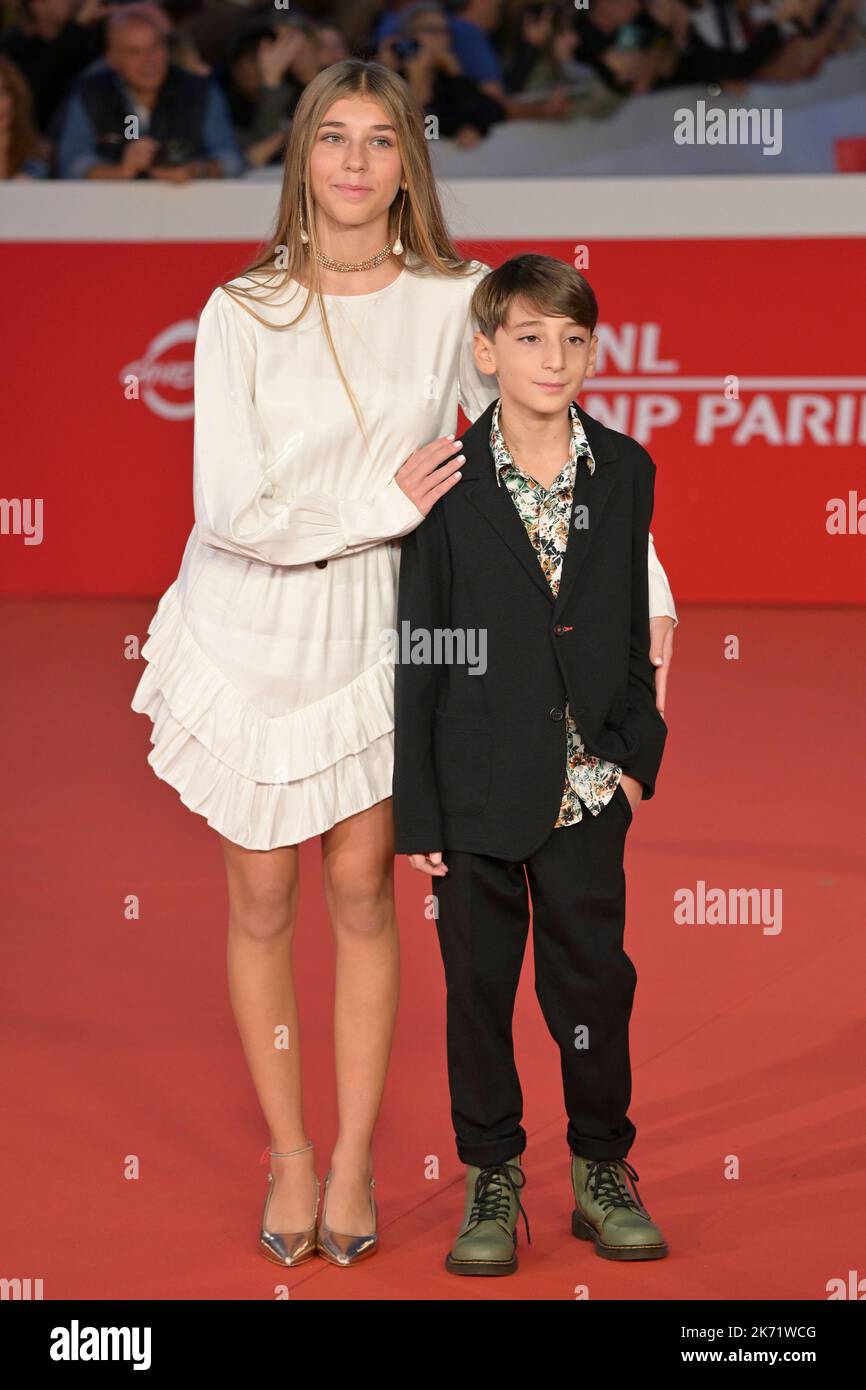 Azzurra Mennella (l) et Riccardo Coppola (r) assistent au tapis rouge du film 'la divina cometa ...