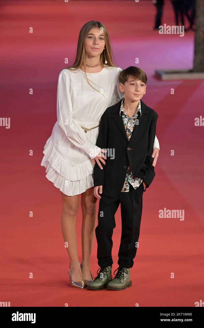 Azzurra Mennella (l) et Riccardo Coppola (r) assistent au tapis rouge ...