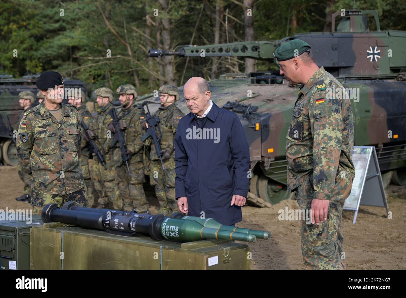 Le chancelier allemand OLAF Scholz se penche sur les équipements ...