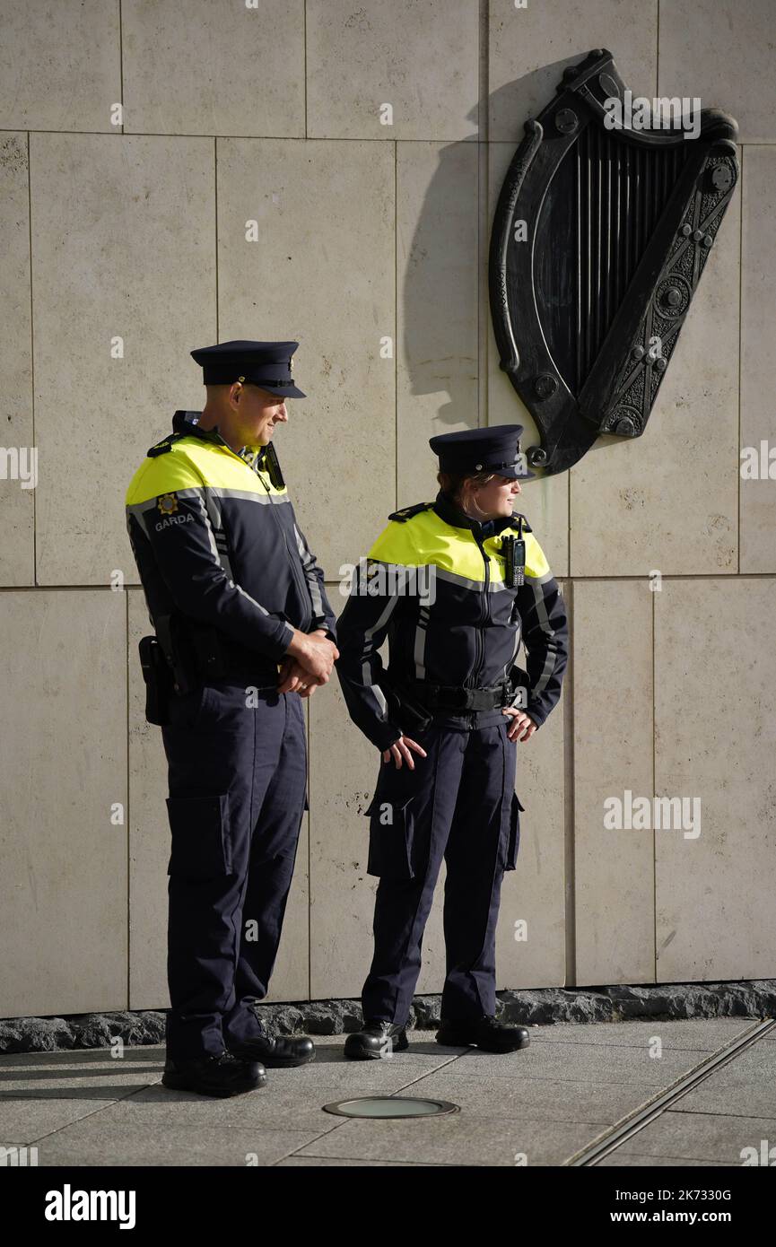 Membres de la Garda devant les tribunaux pénaux de justice, Dublin ...