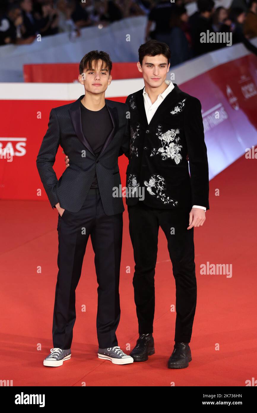 Leandro Ianniello (L) et Ettore Ianniello (R) assistent au tapis rouge ...