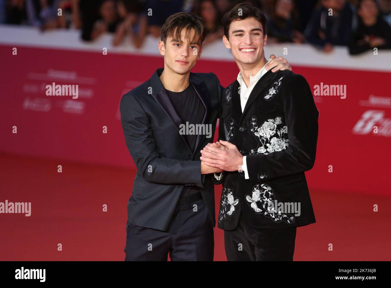 Leandro Ianniello (L) et Ettore Ianniello (R) assistent au tapis rouge ...