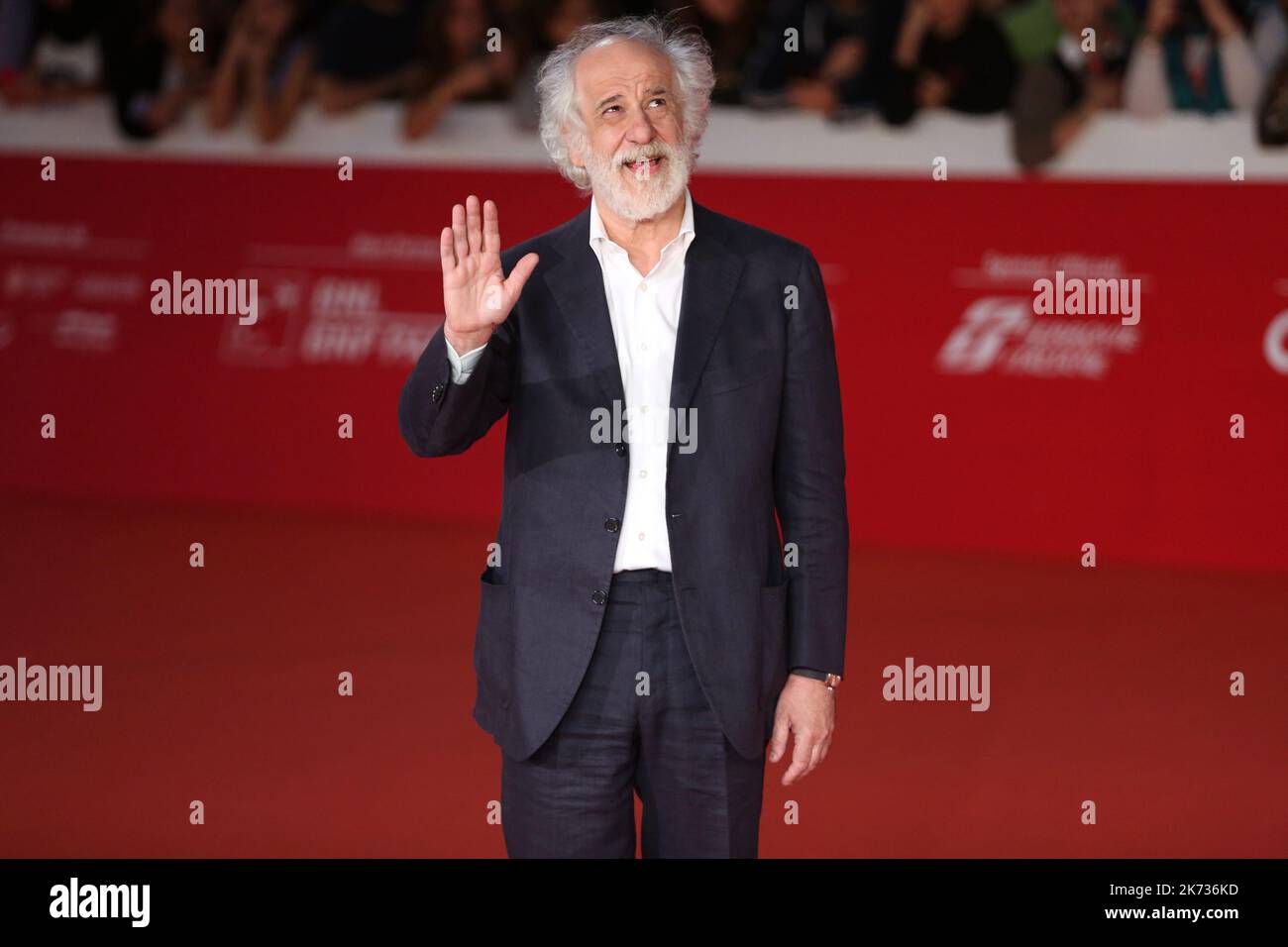 Toni Servillo assiste au tapis rouge du film 'la divina cometa' à l ...