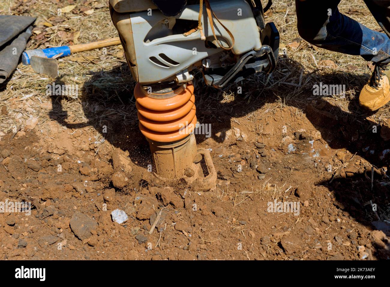 Lors du compactage de l'outil vibrant avec une machine de tassage, la ...