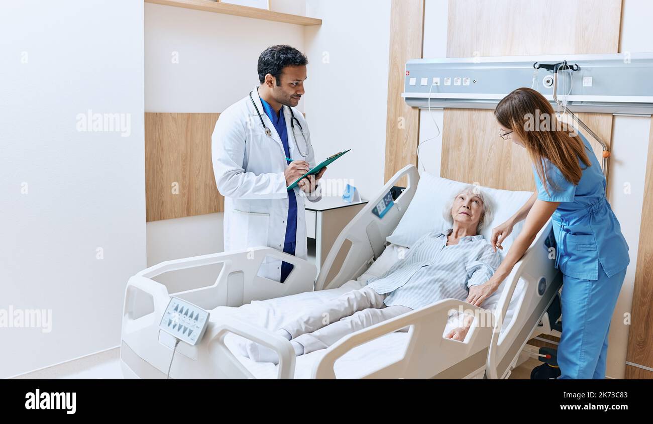 Consultation au chevet du patient à l'hôpital moderne. Femme âgée ...