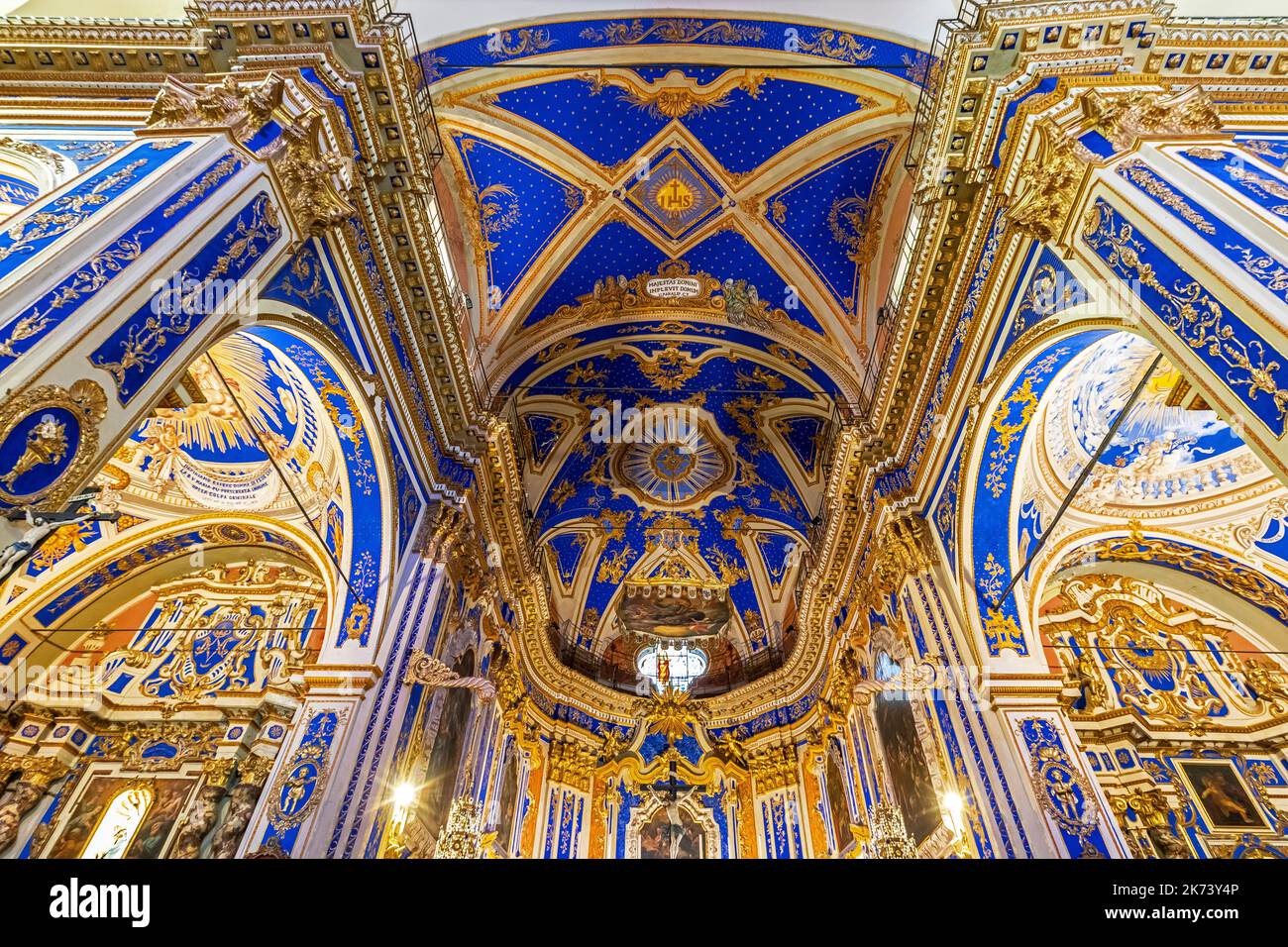L'intérieur de la rue Thomas l'Eglise Apôtre de Dolcedo avec un plan de ...
