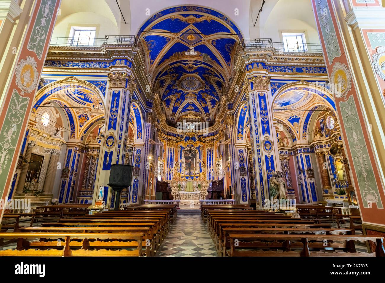 L'intérieur de la rue Thomas l'Eglise Apôtre de Dolcedo avec un plan de ...