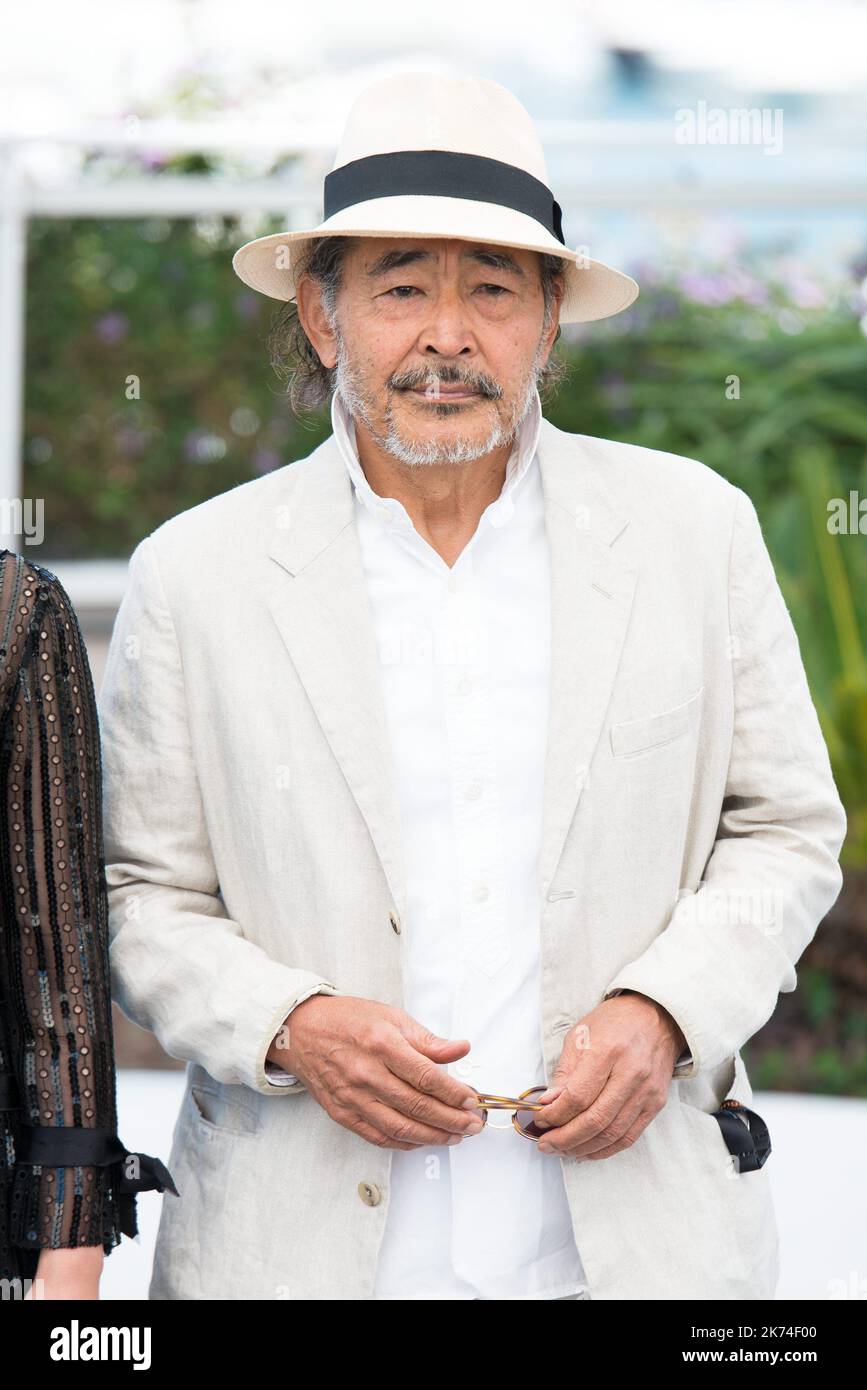 Misuzu Kanno, Ayame Misaki et Tatsuya Fuji assistent à la séance photo ...
