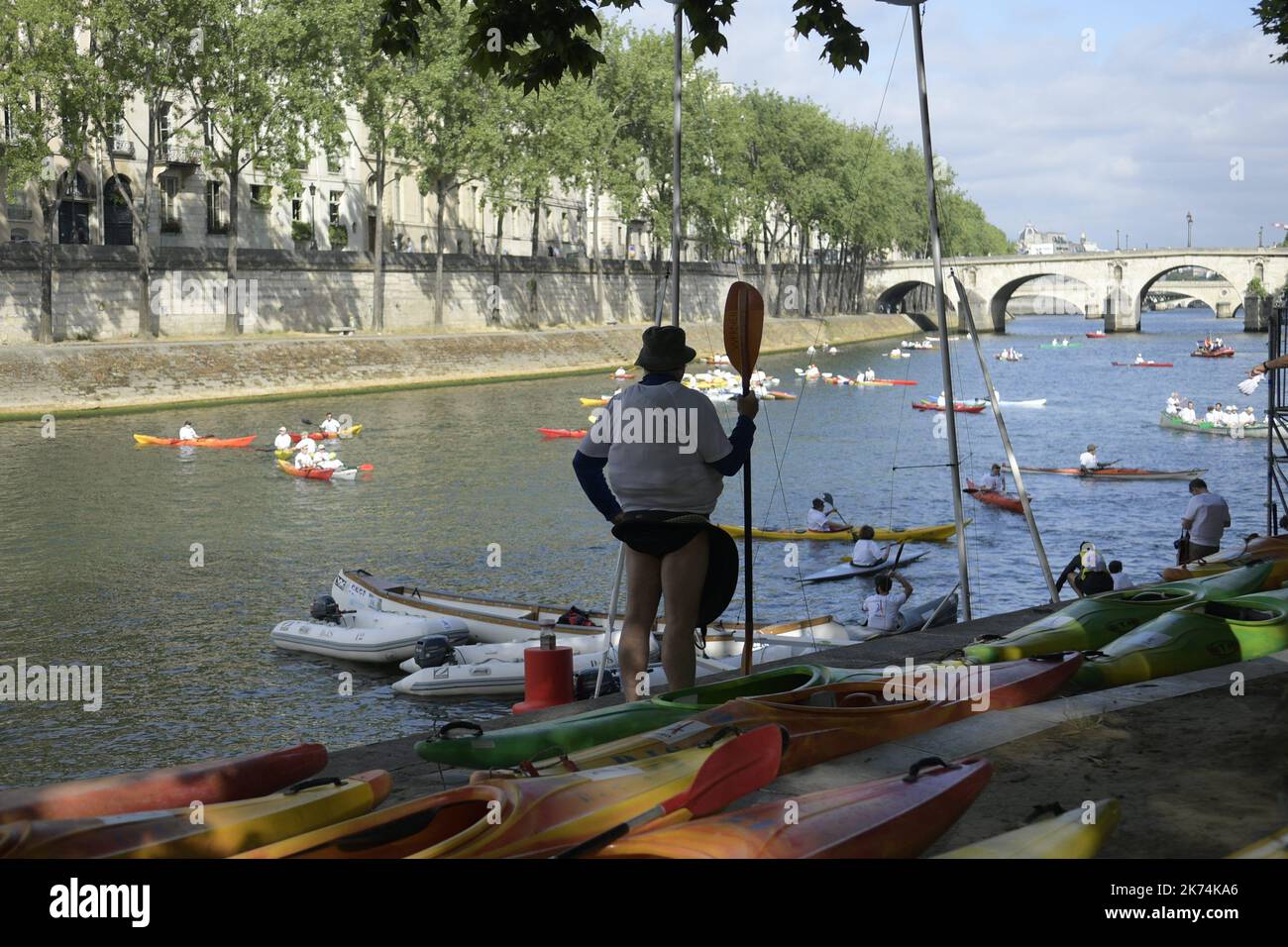 Canoë sur la seine. Quelques semaines avant l'attribution des Jeux ...