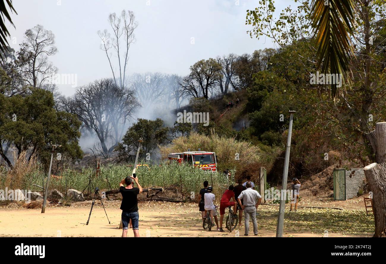 Les flammes brûlèrent la colline près des maisons à cause d'un pétard ...