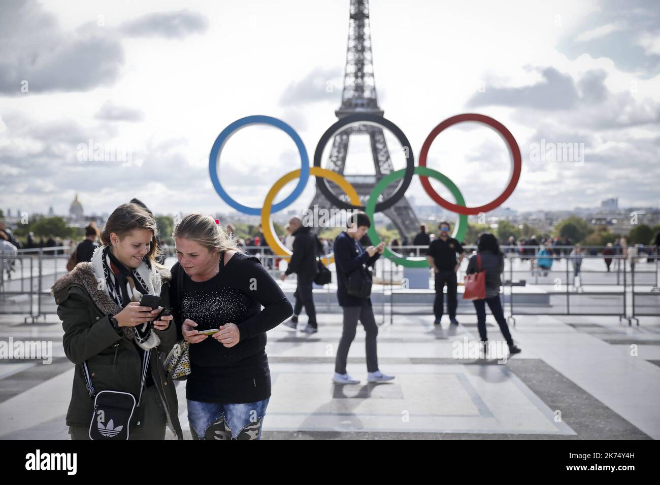Anneaux olympiques tour eiffel Banque de photographies et d’images à ...