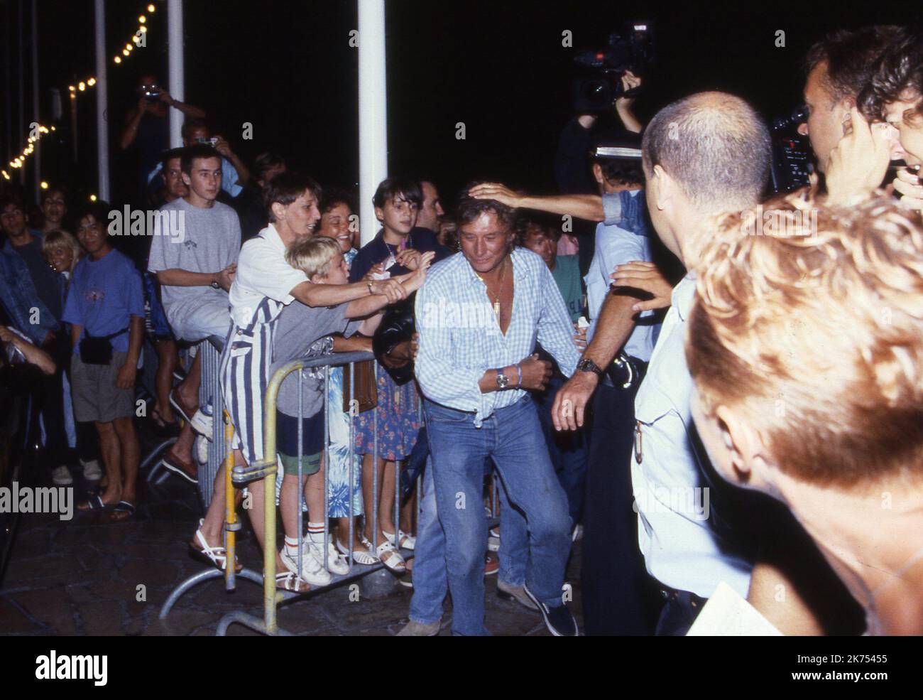 HALLYDAY JOHNNY - 1993 ARRIVÉE SUR LE PORT DE TOULON EN BATEAU POUR Un ...