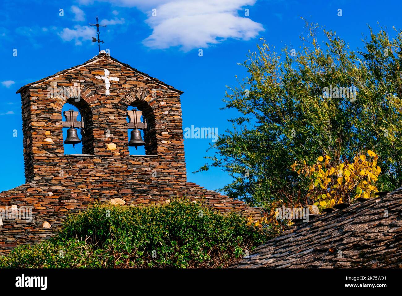 Clocher de l'église. Route des villages noirs. Bâtiment de Roblelacasa ...