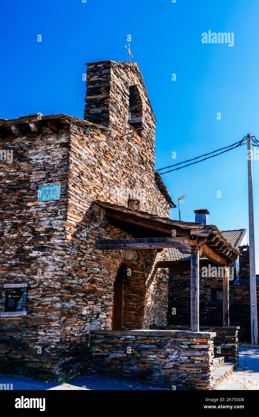 Route des villages noirs. L'église de Camillejo a été restaurée à la ...