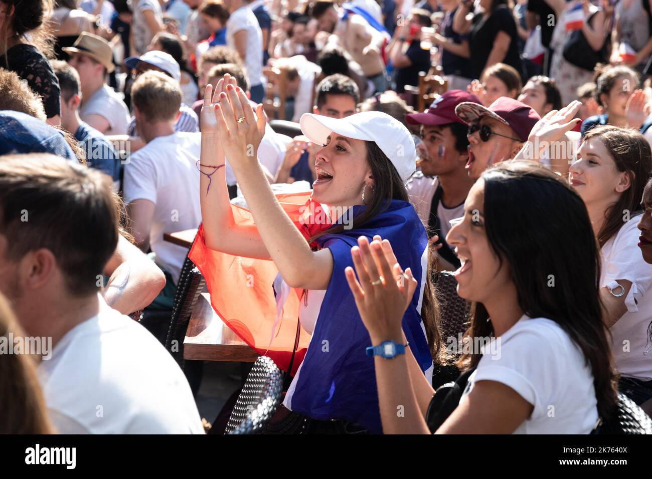 Christophe Morin / IP3 . Les supporters français regardent dans un bar ...