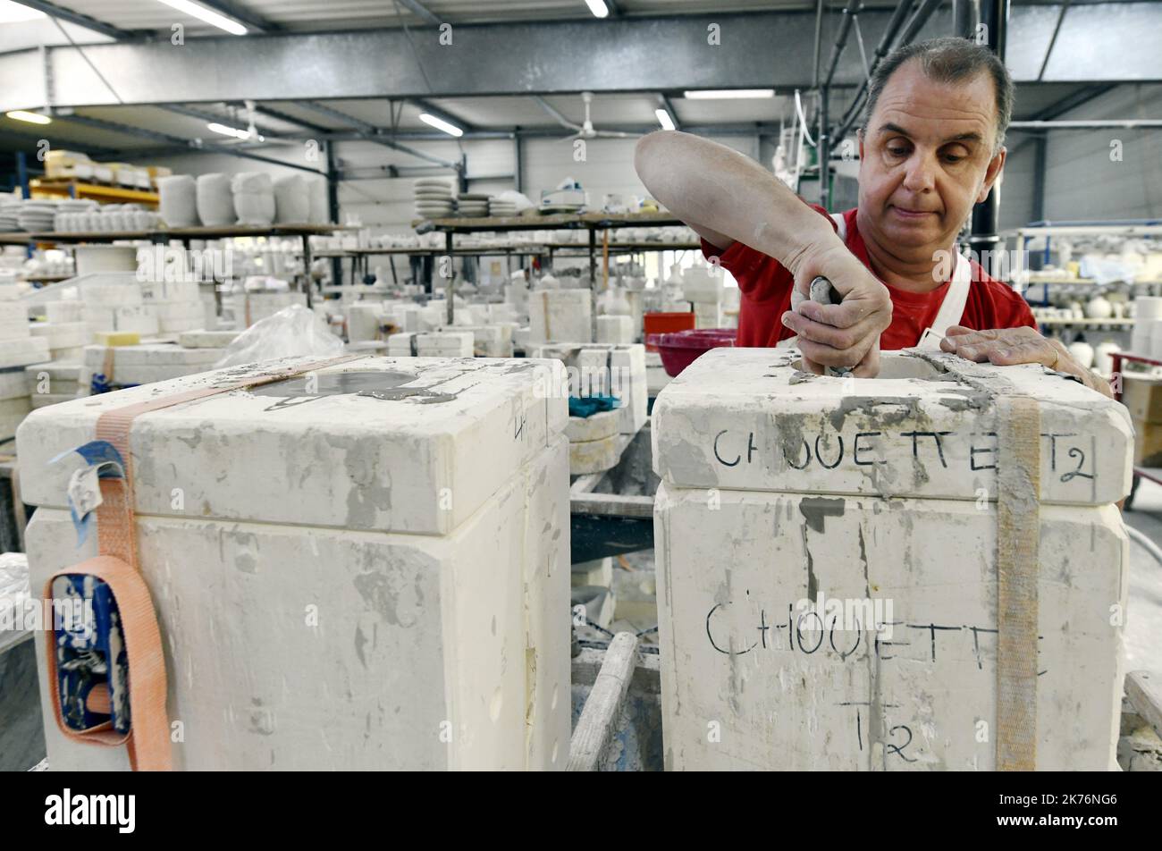 Fabrication d'émaux de Longwy (est de la France). Célèbre pour sa ...