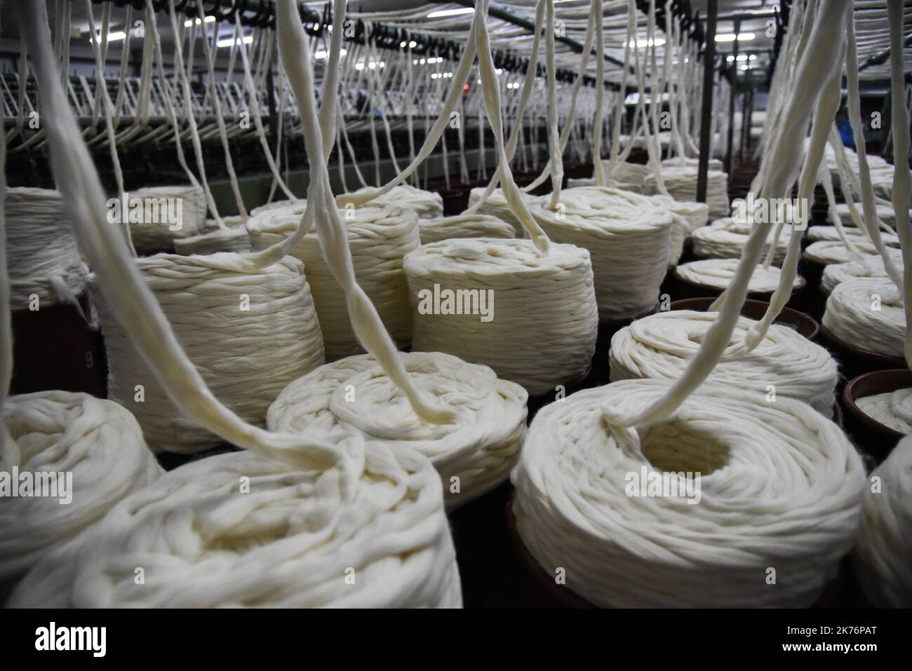 Atelier de filature de COMATEX (la Société textile malienne) à Segou ...