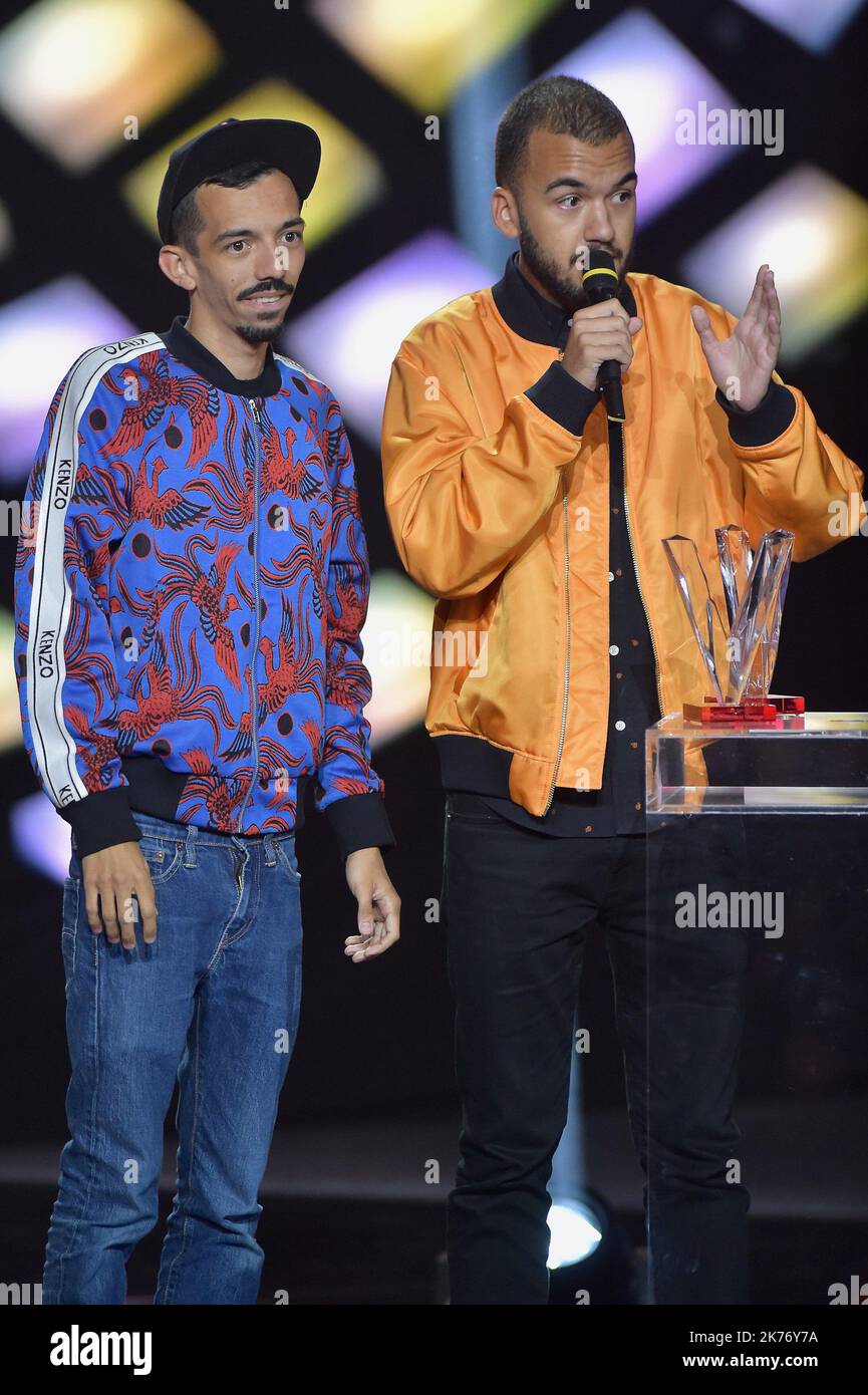 Le duo français de rappeur Bigflo & Oli célèbre après avoir reçu le ...