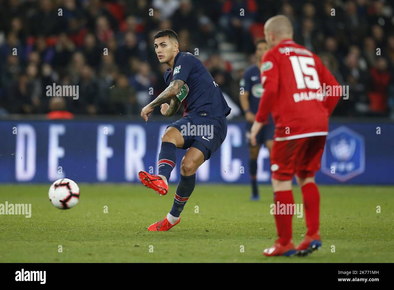Daniel Paredes de Paris Saint-Germain fait le ballon lors du match de ...