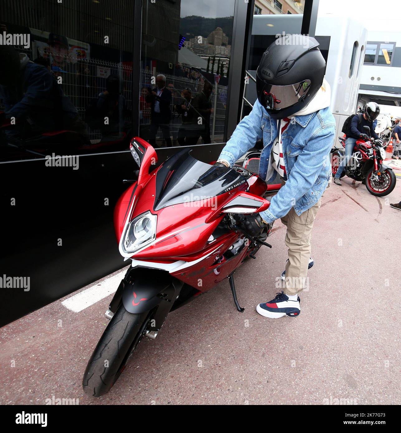 Mercede's Lewis Hamilton sur sa moto pendant les enclos jour de Monaco ...